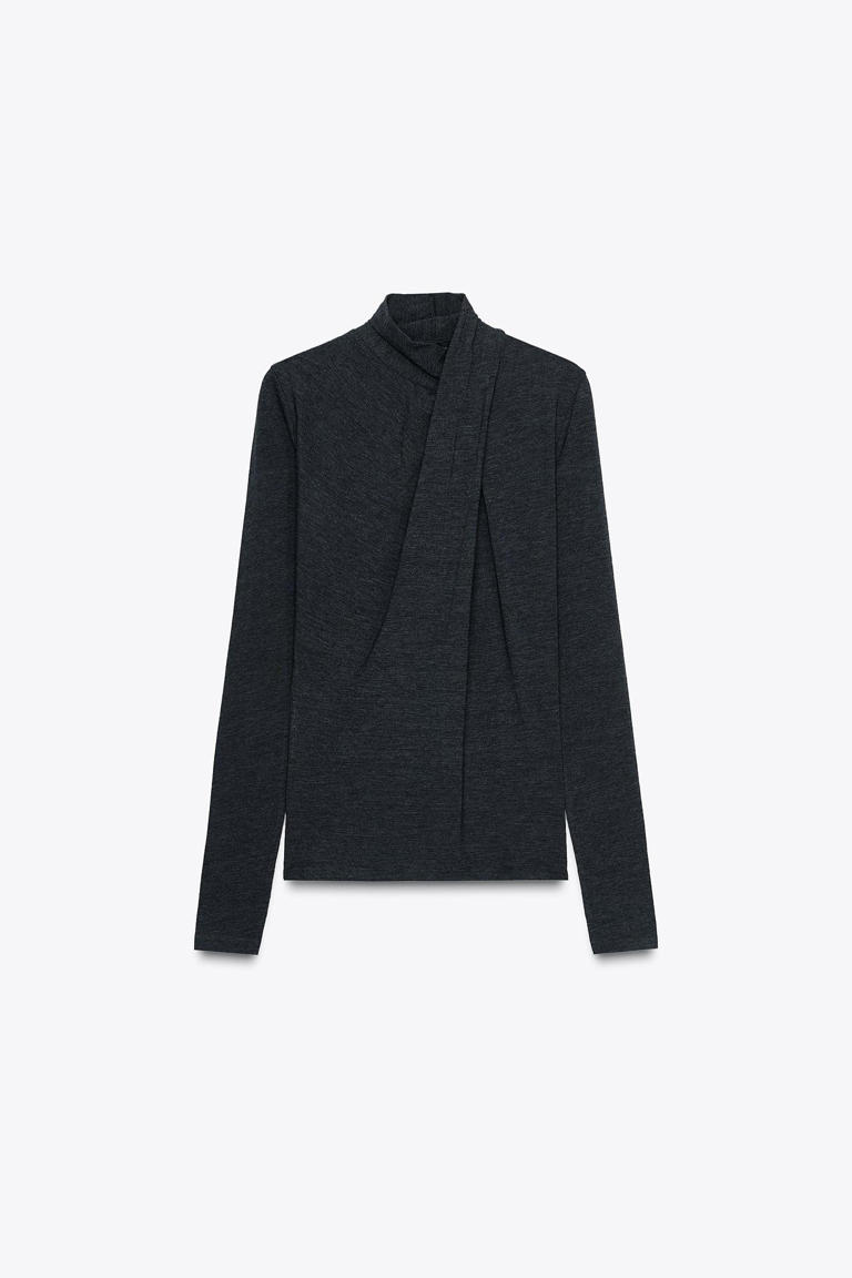 「黒が似合わない」→“この色”試してみて!【ZARA】大人がこなれる「チャコールトップス」