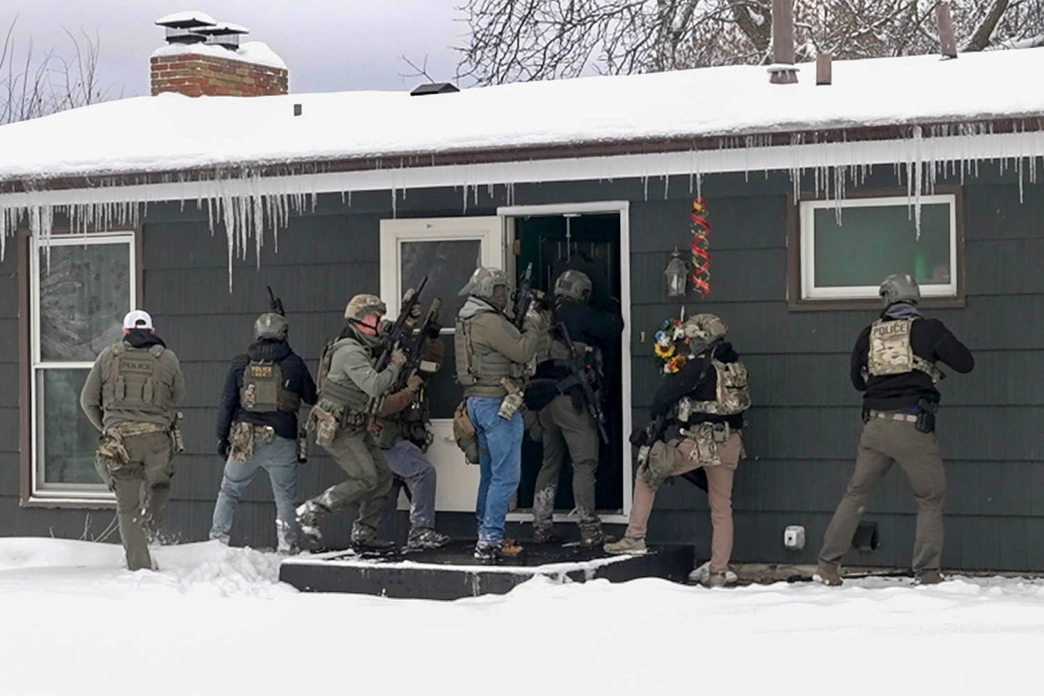 ICE operation shows the difficulty of immigration arrests amid pushback ...