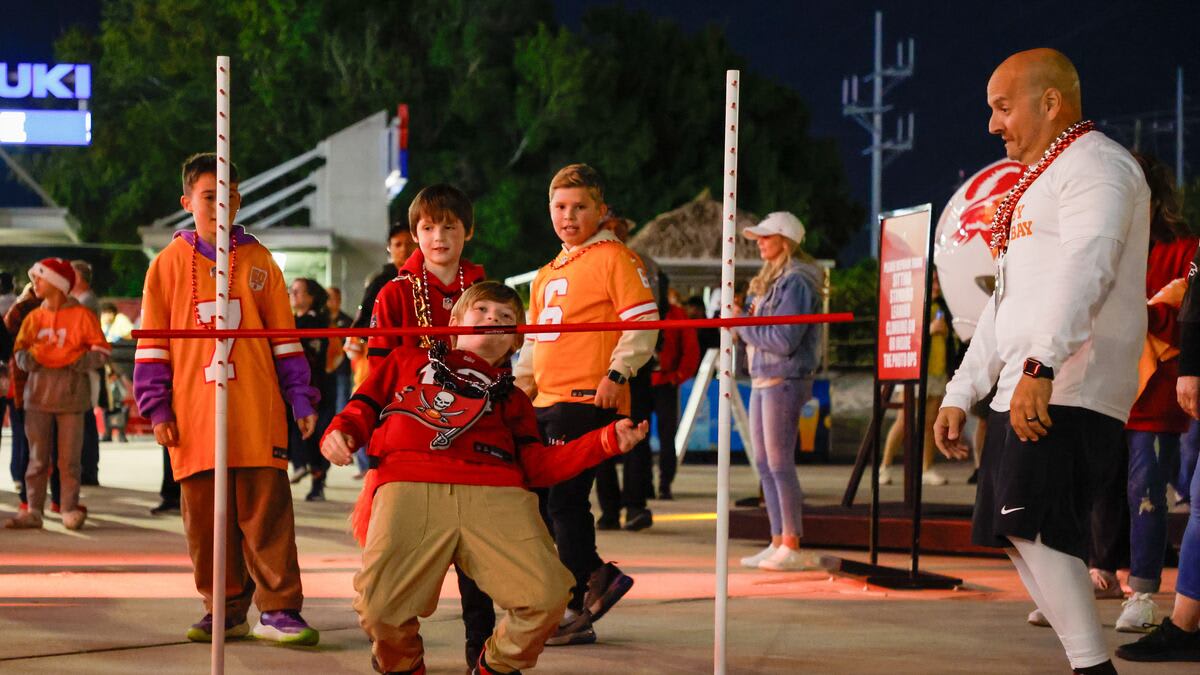 Images from Bucs-Falcons creamsicle game on ‘Thursday Night Football’