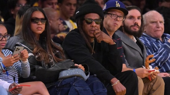 Blue Ivy appears courtside with dad Jay-Z at Lakers game, fans say she ...