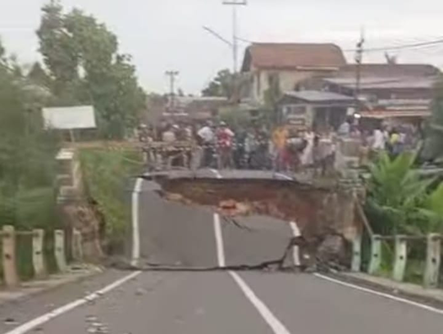 Air Sungai Kelekar meluap, jembatan Muara Dua di Prabumulih Timur ambruk