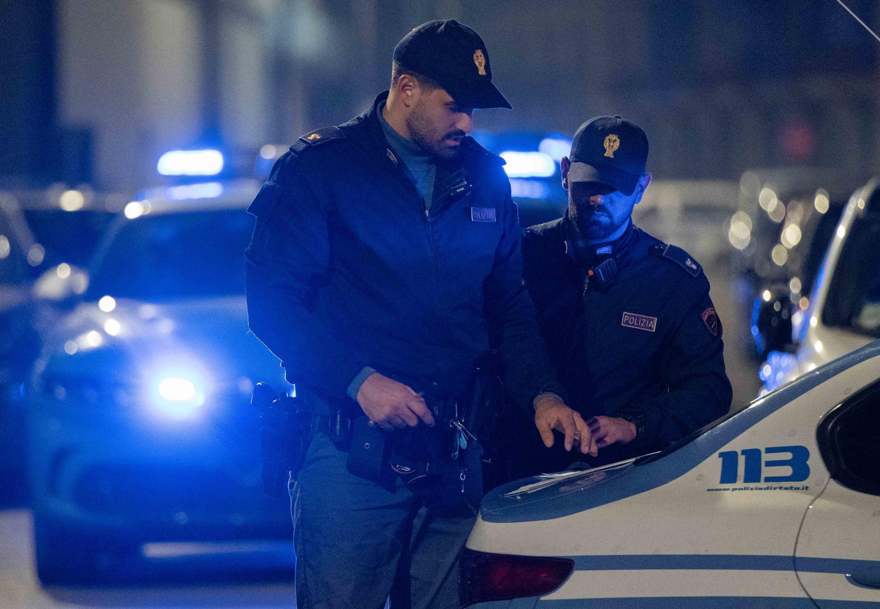 Rapina a guardia giurata nella notte a Milano, vigilante spara tra le case