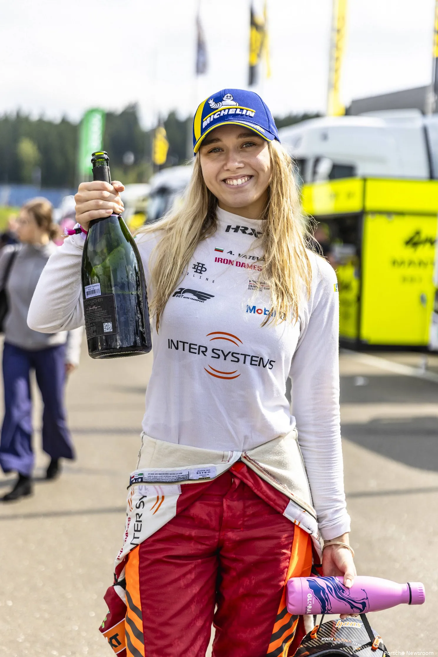 GT-coureur Vateva (21) herschrijft definitie van 'nooit opgeven' na ...