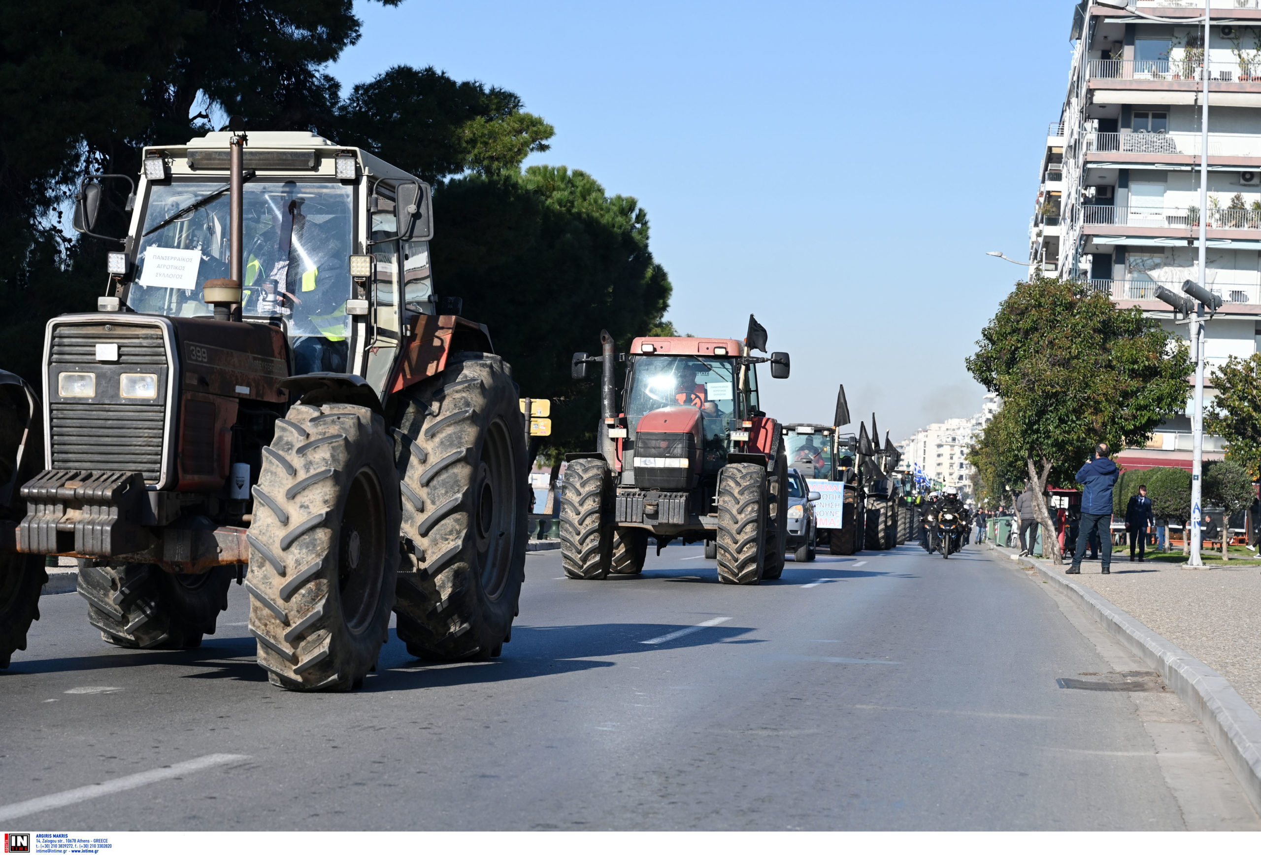 Θεσσαλονίκη: Με τρακτέρ και λεωφορεία, αγρότες από τα μπλόκα κινούνται ...