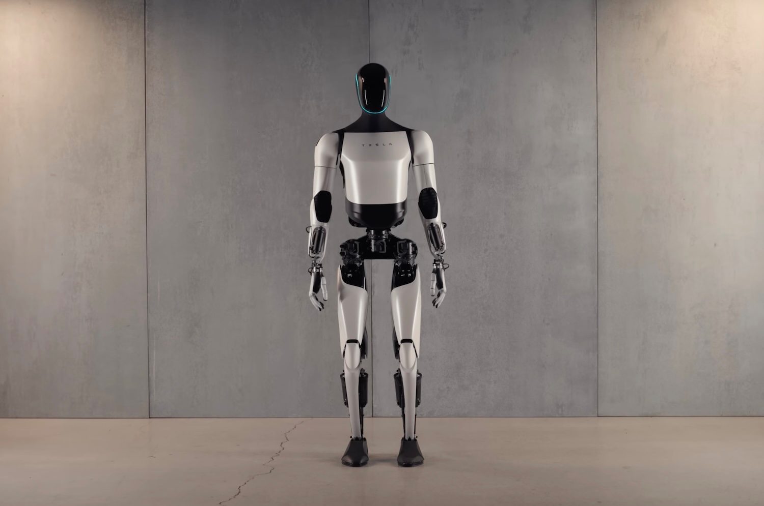 Watch Tesla’s Optimus humanoid robot take an embarrassing tumble