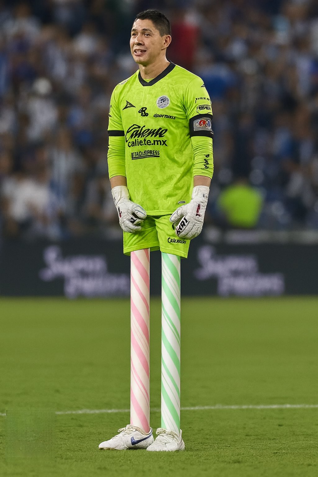 Memes: Hugo González ahora es el 'patas guangas' tras regalarle el ...