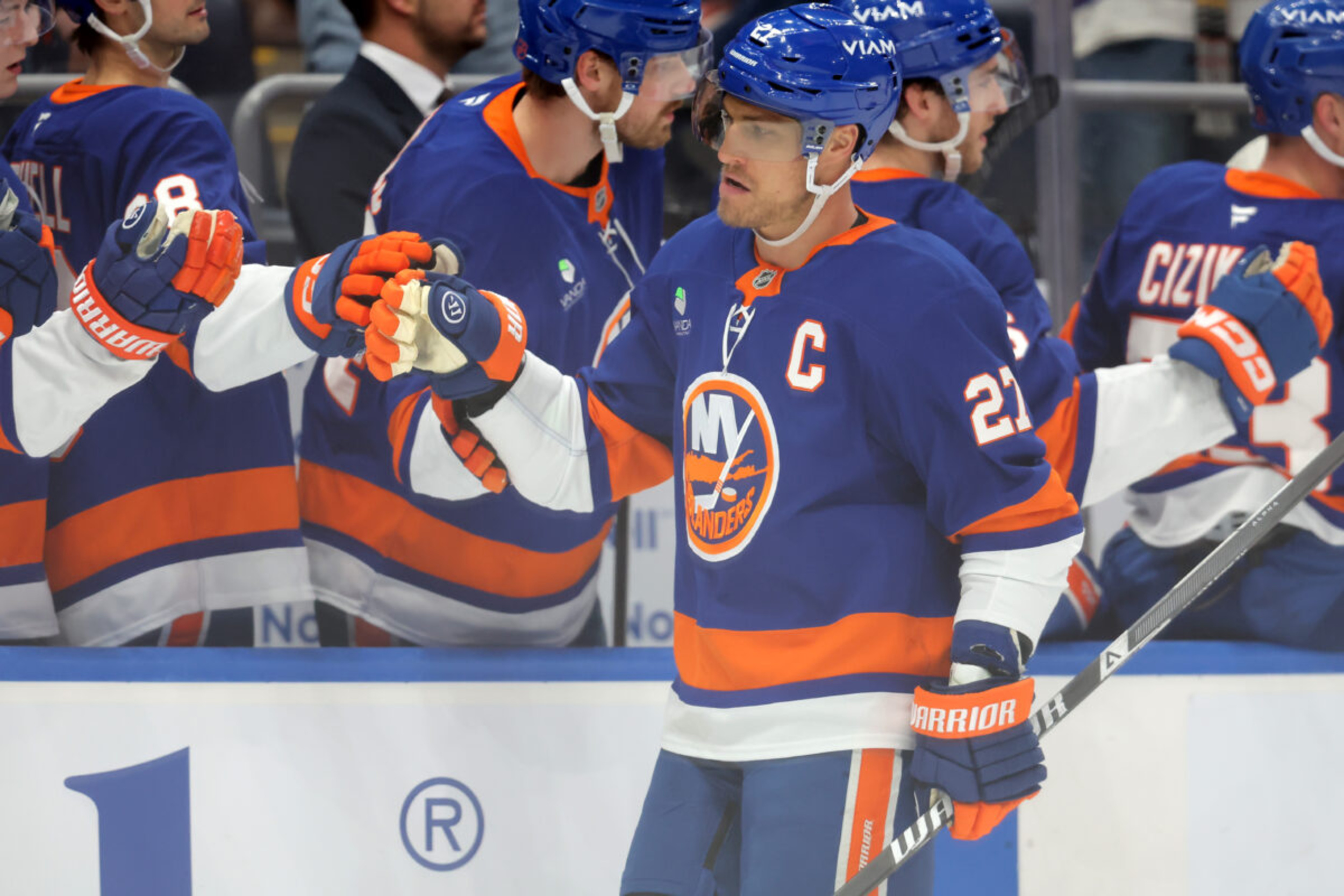 Islanders score 3 goals in first period to take down Ducks 5-2