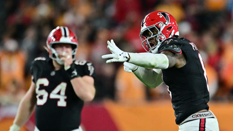 Thursday night football: Falcons upset Bucs 29-28 with last-play FG