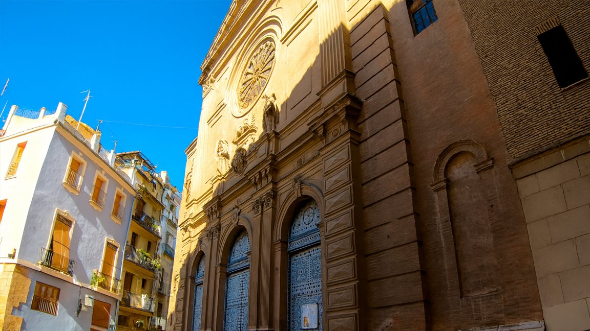 Une rue historique en Espagne au cœur de l’architecture classique