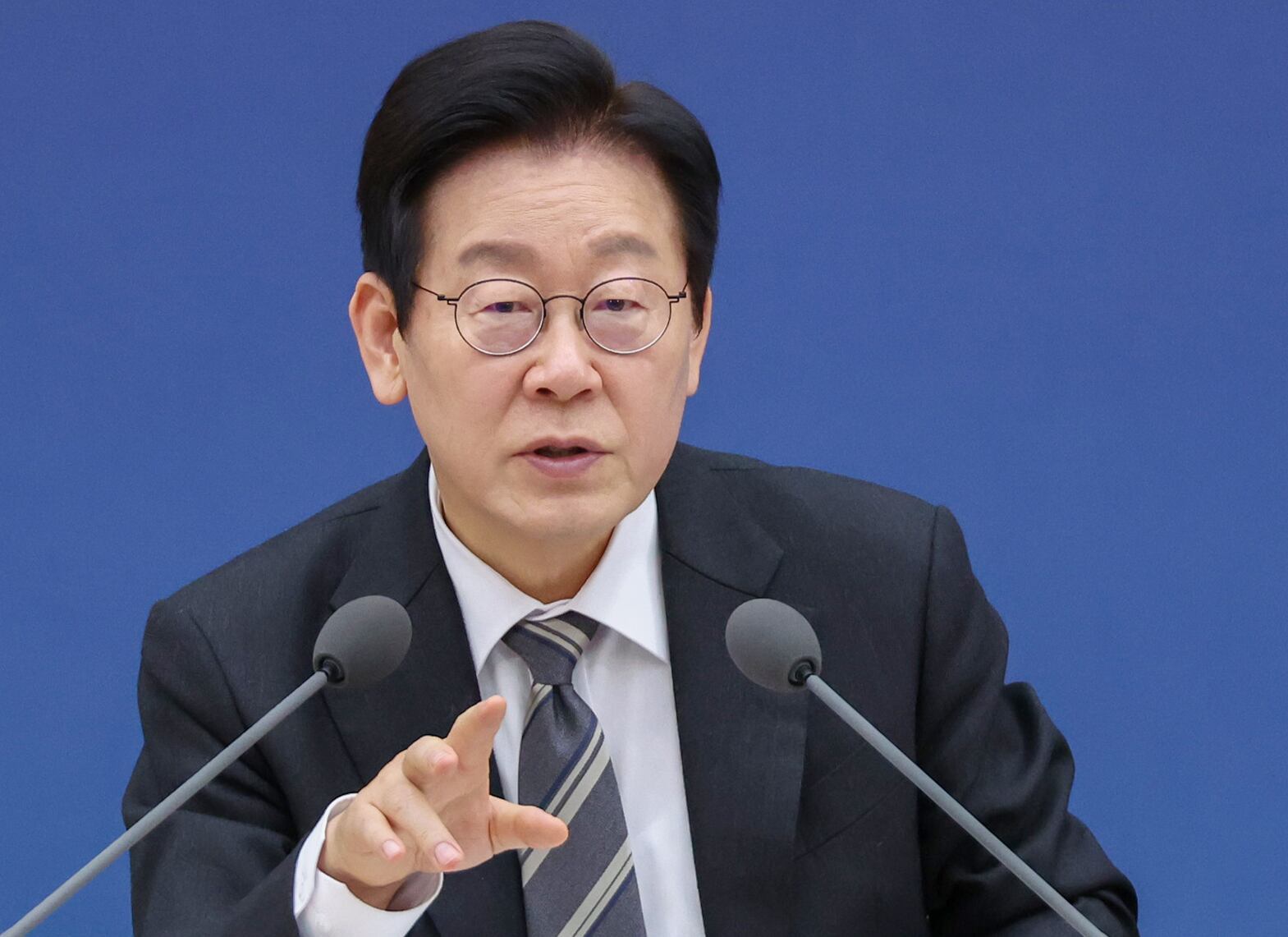 President Lee Jae-myung jokes on Chinese characters, derogatory term