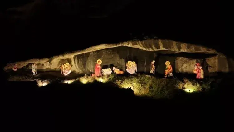 Η φάτνη στα Μετέωρα - Το μαγευτικό χριστουγεννιάτικο σύμβολο που ...
