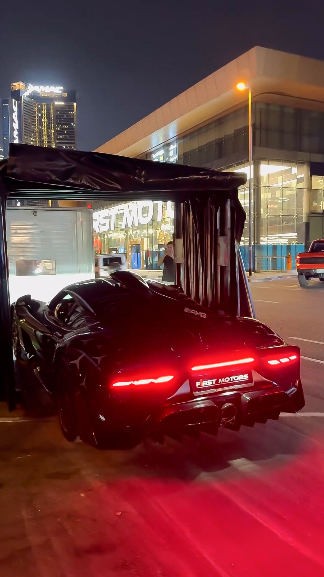 Heb je ooit een AMG One zo zien laden?