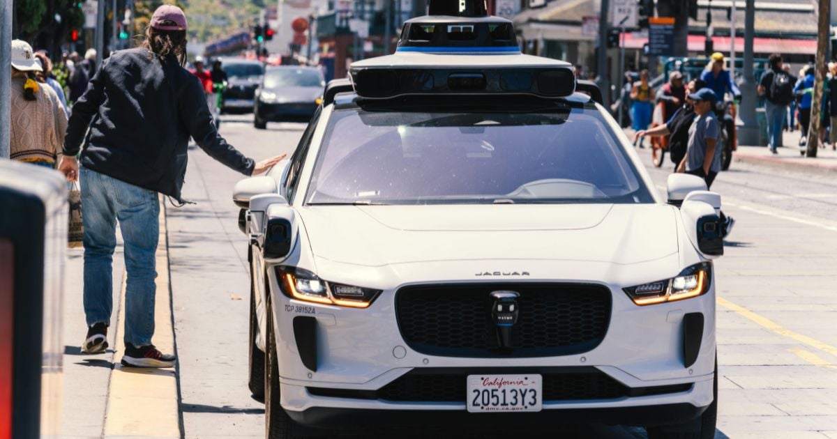 Trois voitures de Waymo se retrouvent bloquées dans une impasse!