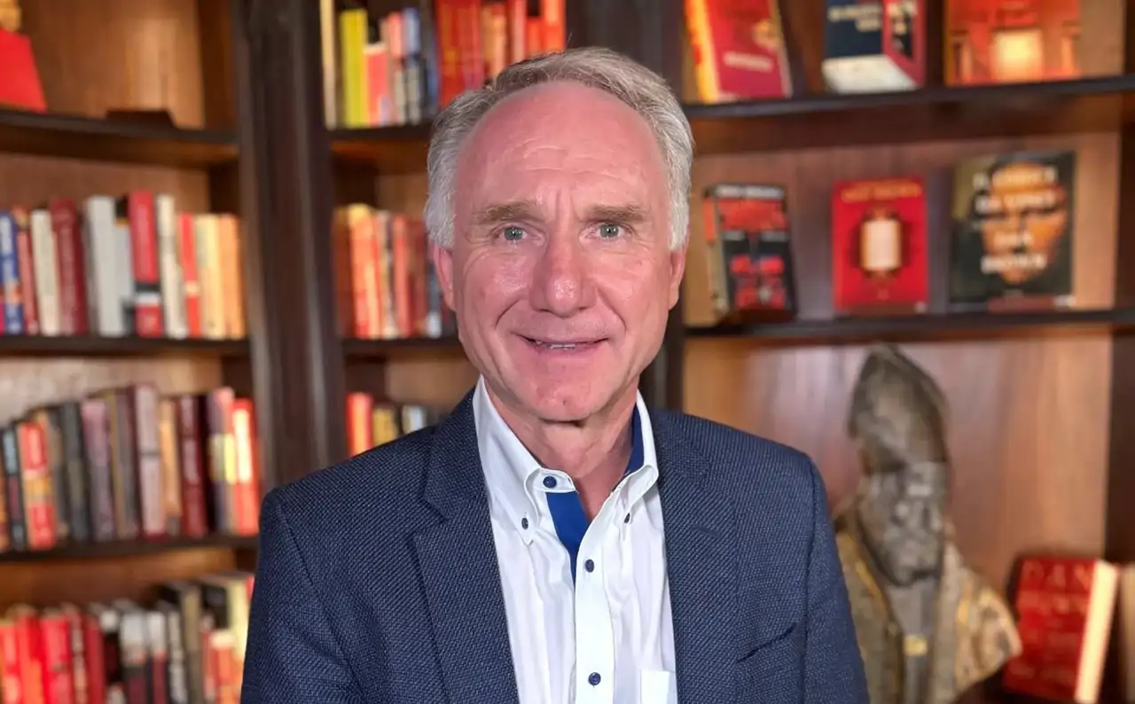 Una mañana en casa de Dan Brown: con una biblioteca de madera diseñada ...