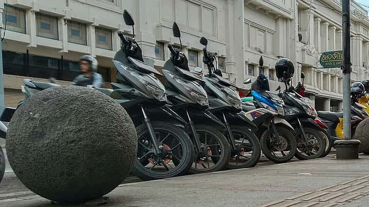 November auto sales surge: Two-wheelers lead with 21% growth, PVs up 19%
