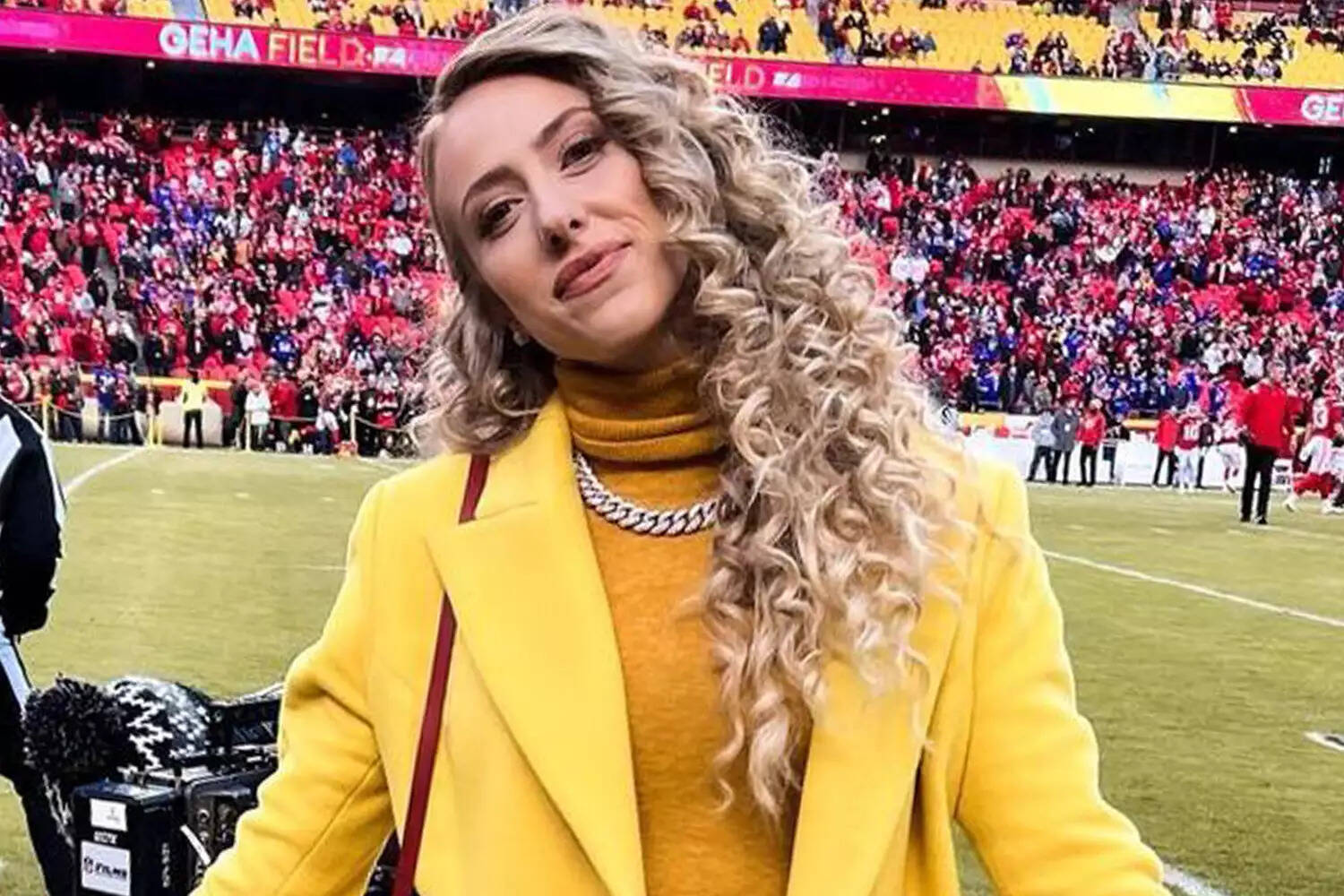 Brittany Mahomes breaks her silence with a bright yellow coat post as ...