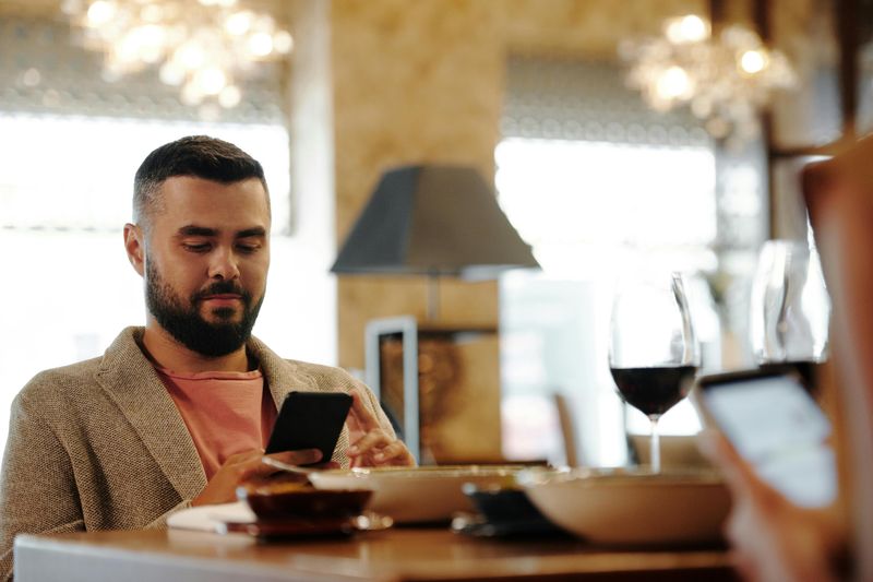 12 dining habits that instantly reveal your social status