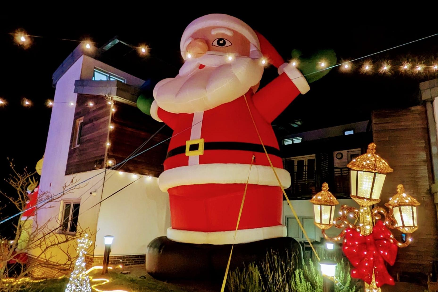 Thousands flock to 'incredible' festive light trail