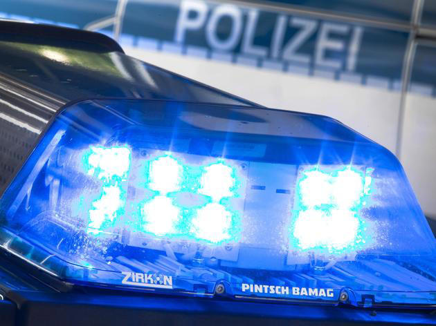 Polizei sucht Zeugen: Unbekannter Täter hat Scheibe von Auto in Korbach ...