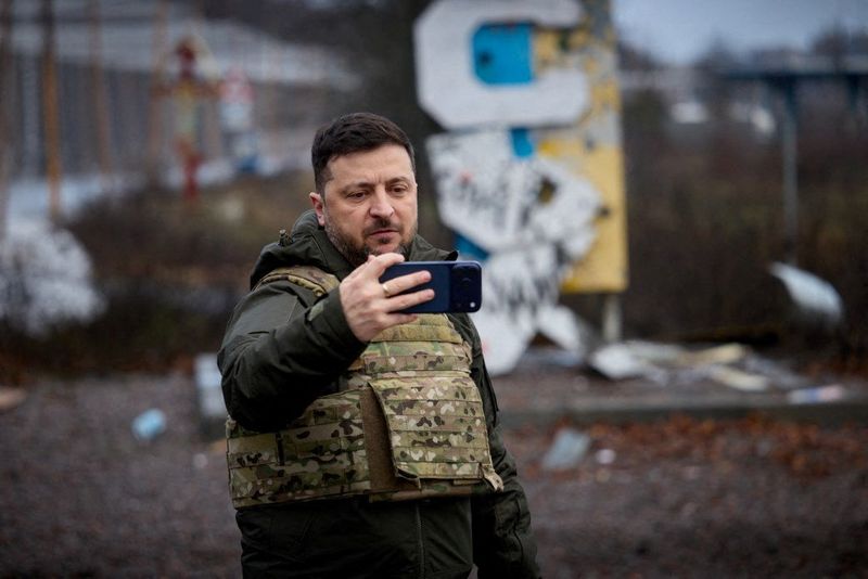 UCRAINA: Zelensky in visita a Kupiansk, forze ucraine riconquistano ...