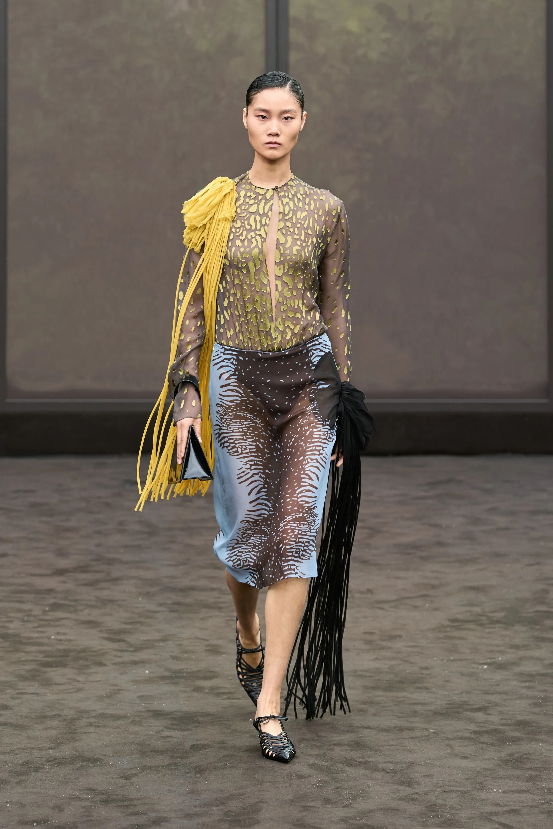 Dua Lipa luce muy elegante con una blusa transparente antes de que ...