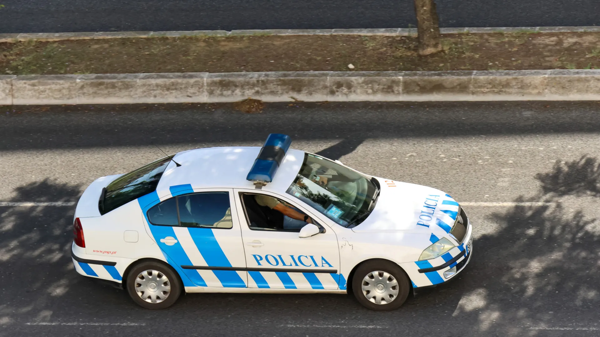 Homem sai irritado da Segurança Social e agride grávida nas Caldas