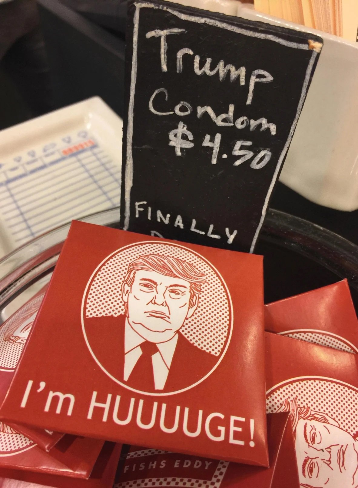 Nye Epstein-bilder: Trump-kondom, Bill Gates og en rekke stjerner