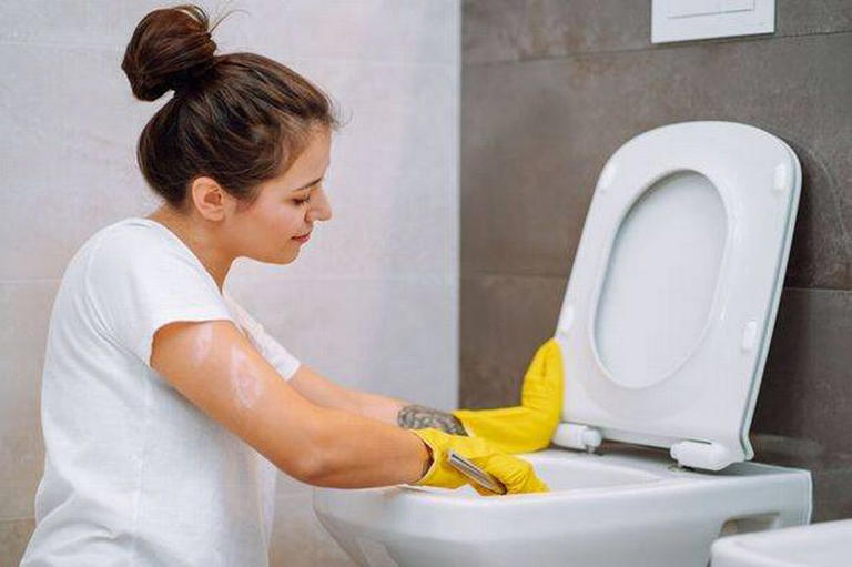 Toilet cleaning hack using 2 kitchen ingredients works overnight while ...