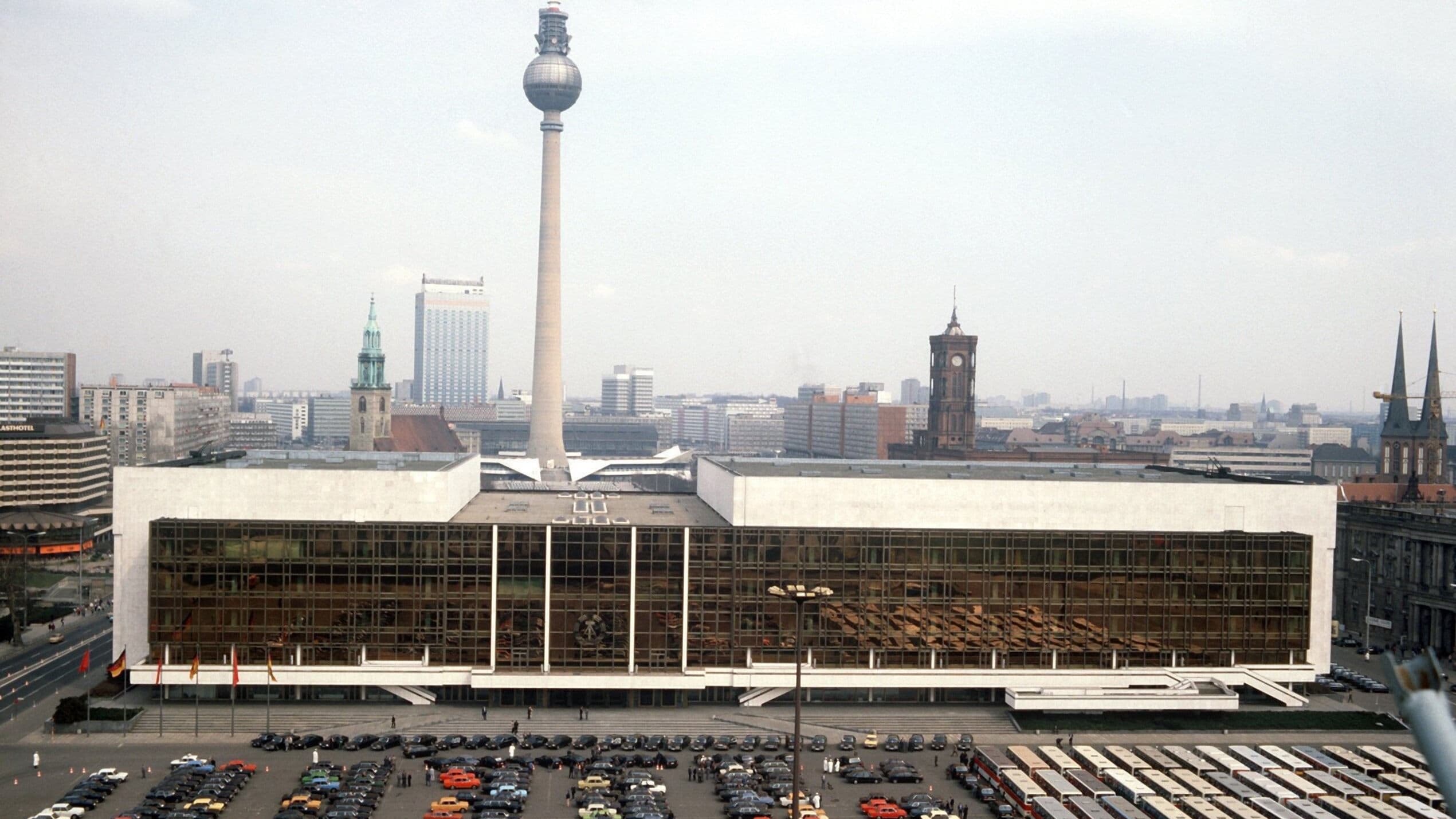 Palast der Republik in Berlin: Wie ein Verein für das Comeback des DDR ...