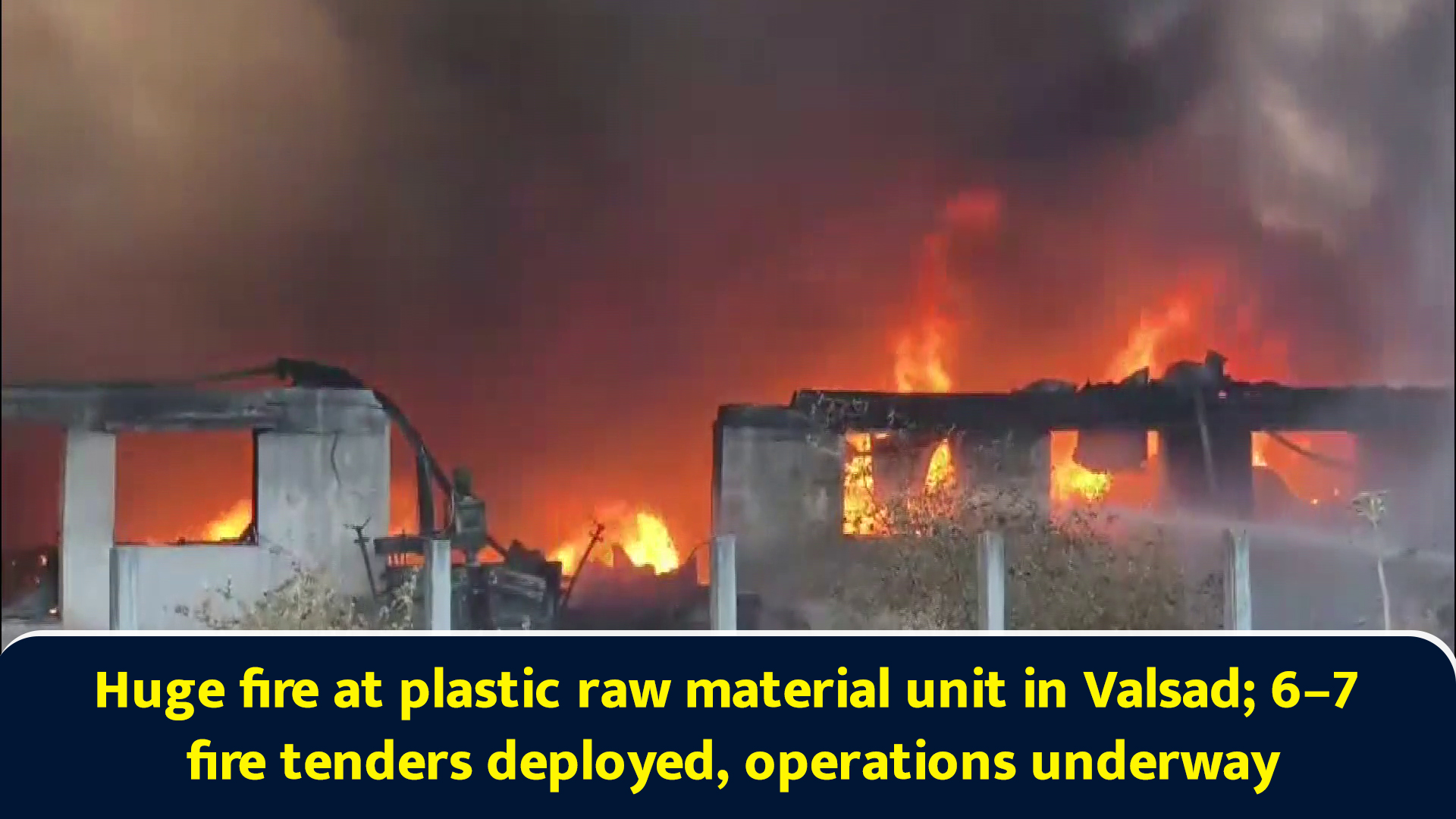 Huge fire at plastic raw material unit in Valsad; 6–7 fire tenders ...