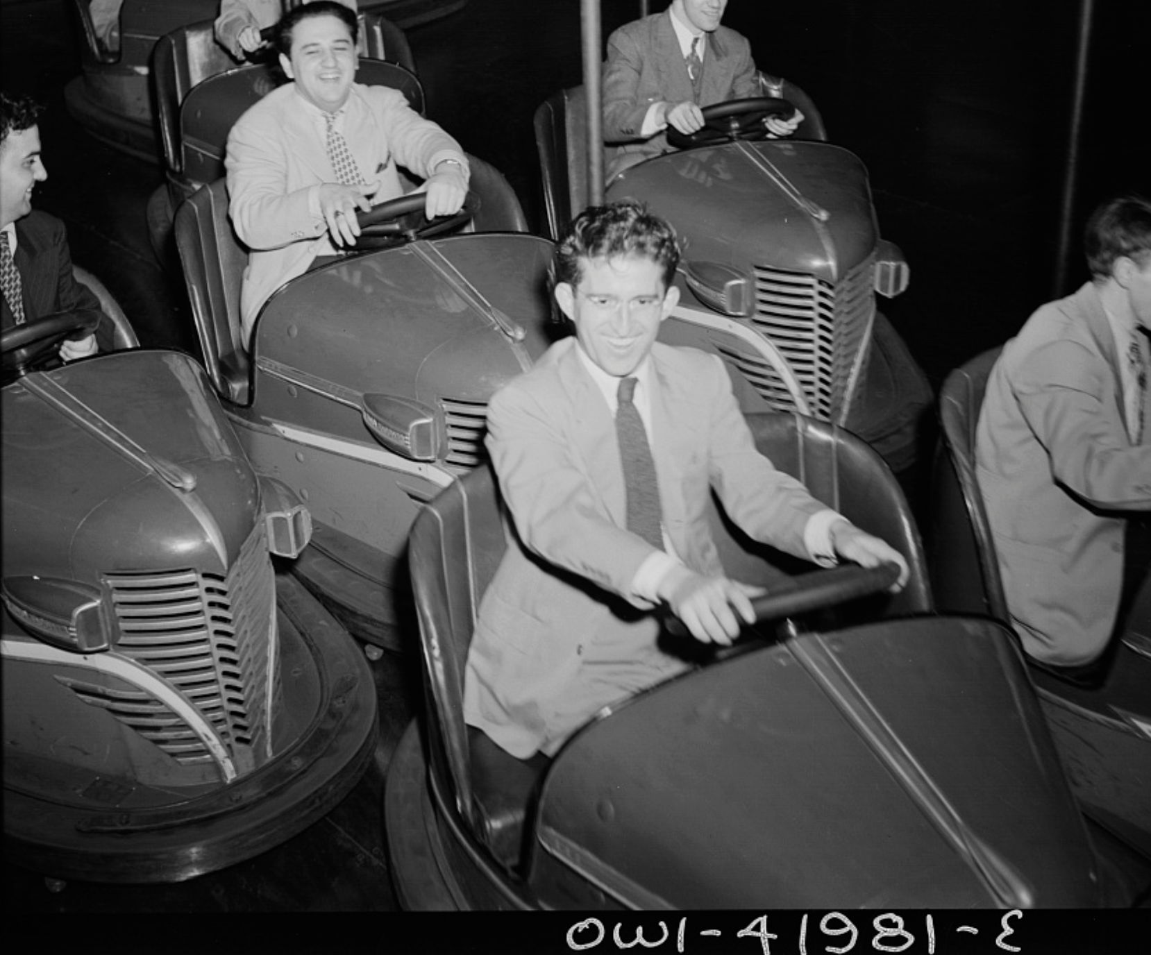 Retro amusement park photos that look fun and also slightly terrifying