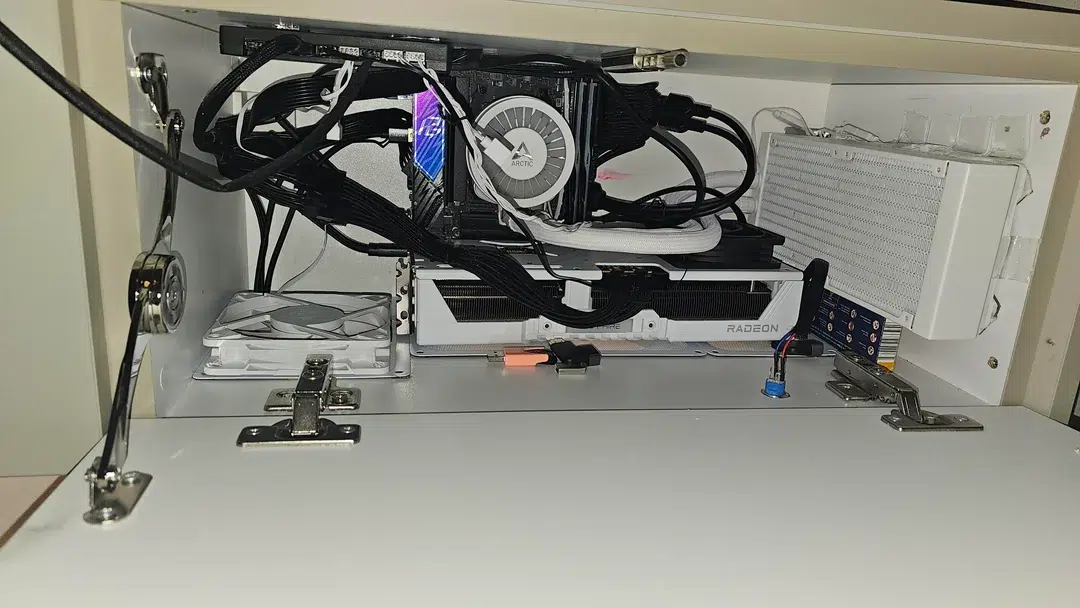 Gamer monta PC dentro do rack da TV