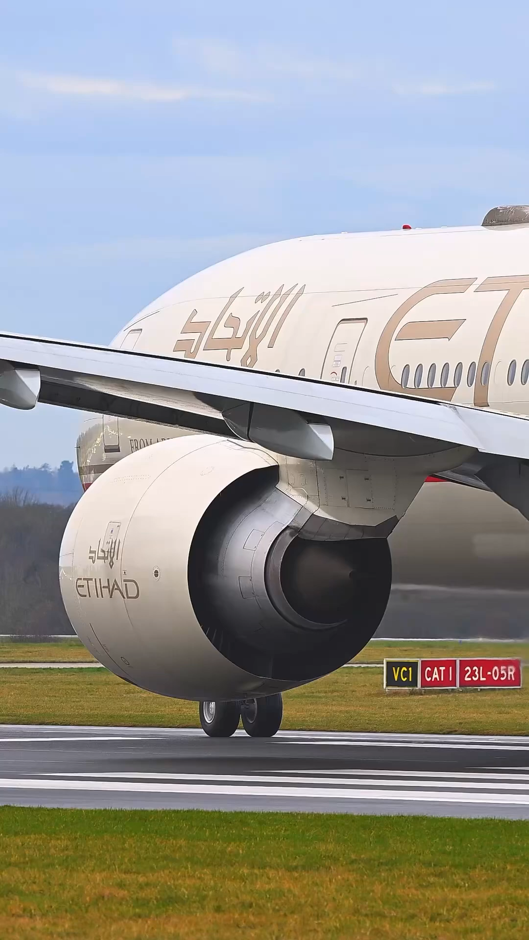 Boeing 777 releases parking brake