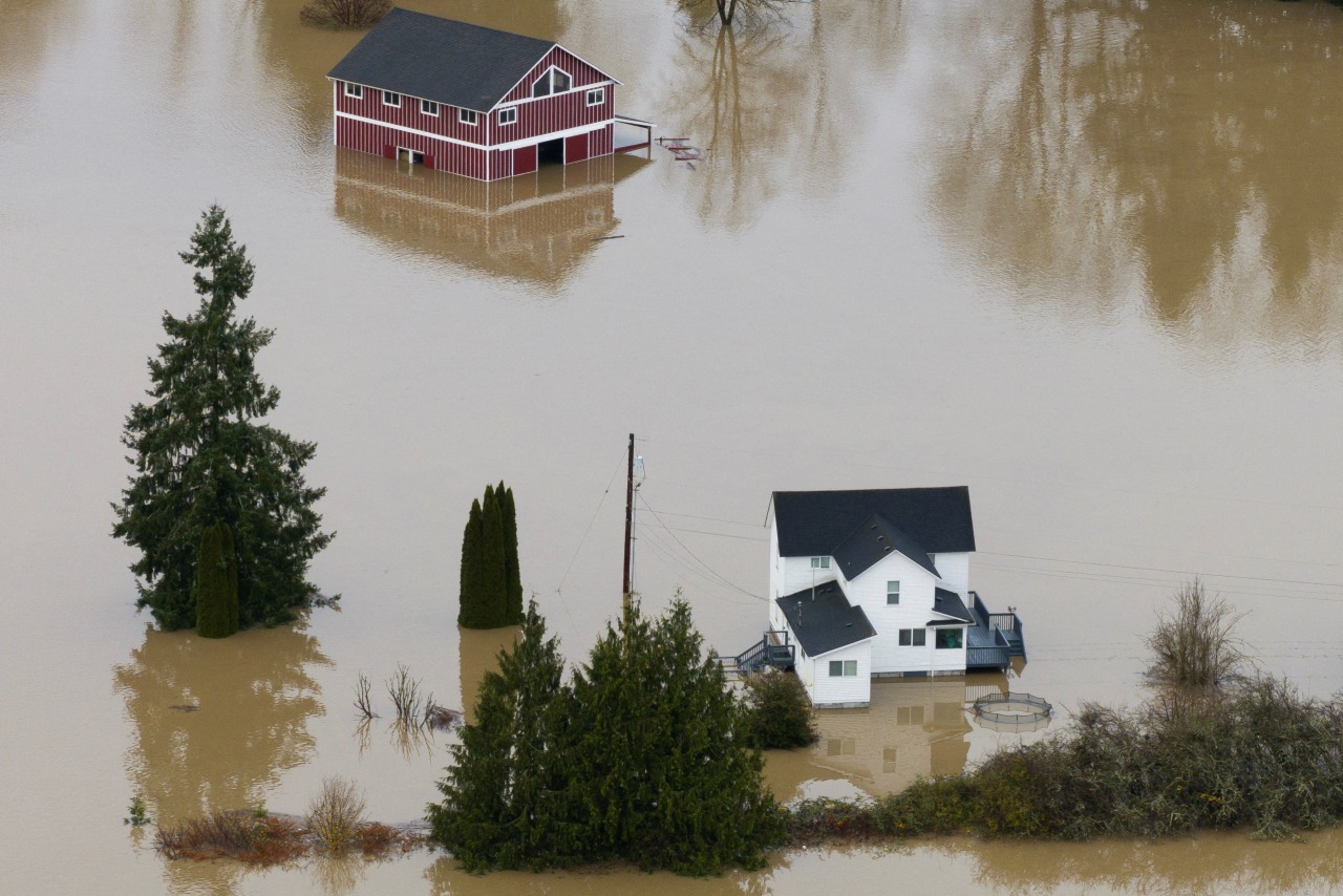 Historic flooding in Washington displaces thousands of residents