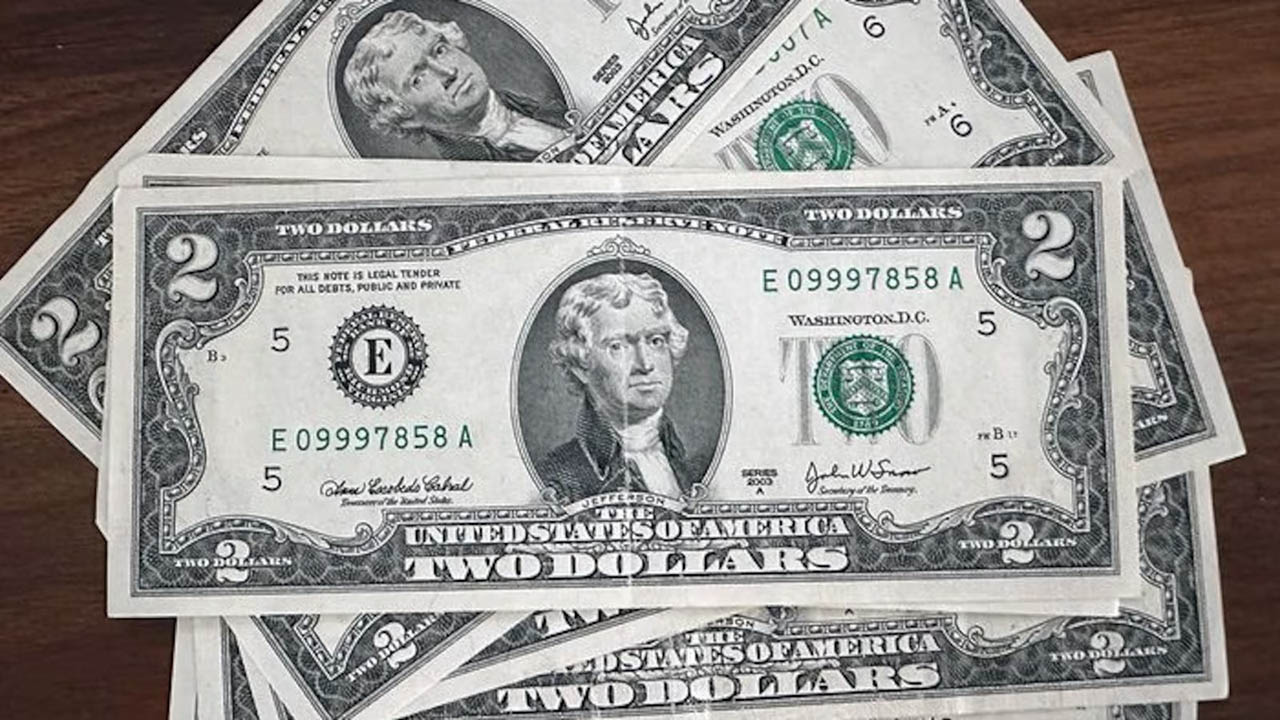 A bank teller reveals 9 reasons people shouldn't ask for $2 bills
