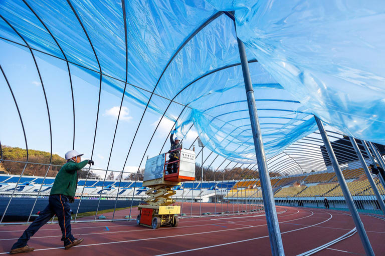 Vinyl house tracks warm winter runners nationwide