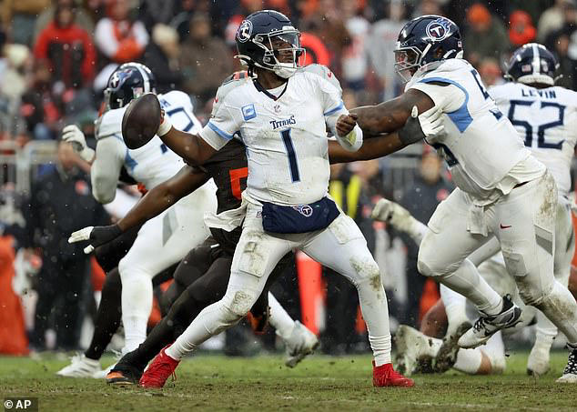 NFL reporter removed from Tennessee Titans' team plane after breaking ...