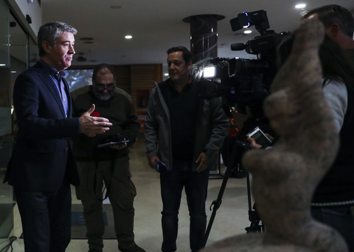 Carneiro pede que governo “deixe de estar cheio de si próprio” e oiça ...