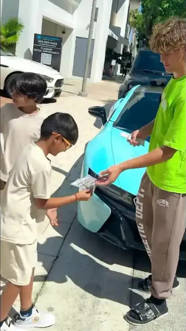 Logan Micke: influencer gives $1500 to young fans!