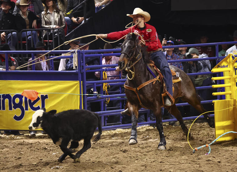 NFR day 8: Allen jumps to steer wrestling lead, Wright returns — photos