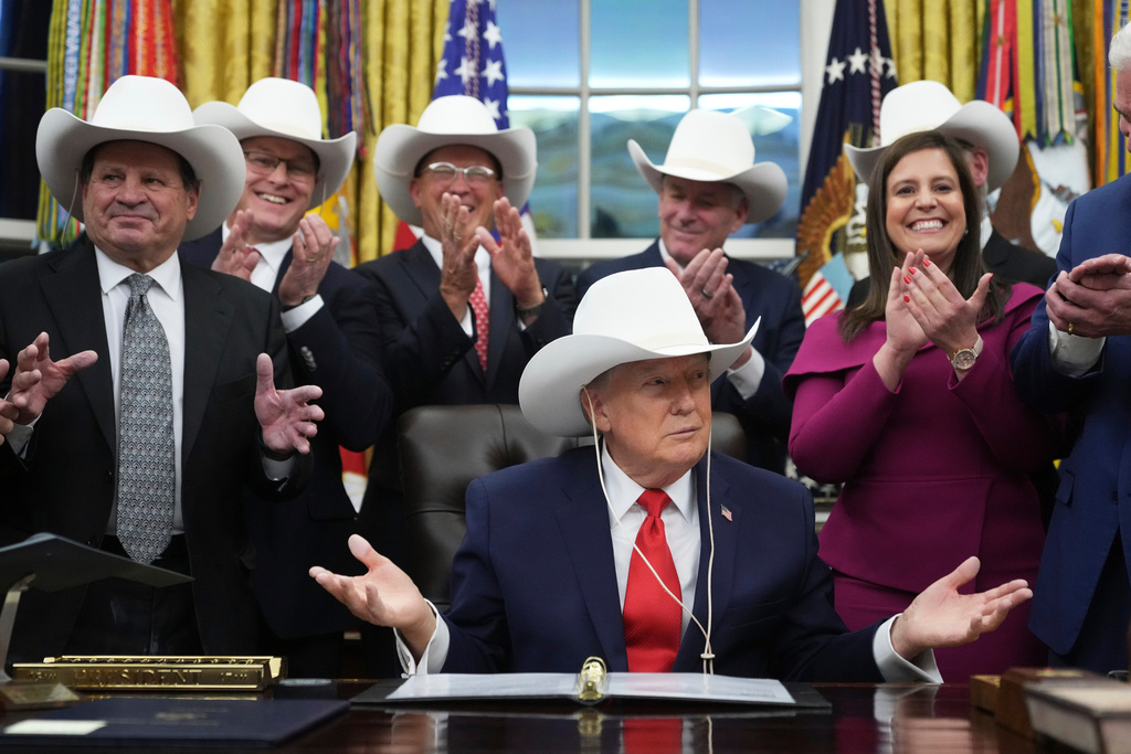 Trump dons cowboy hat and pays tribute to ‘Miracle on Ice’ hockey team ...
