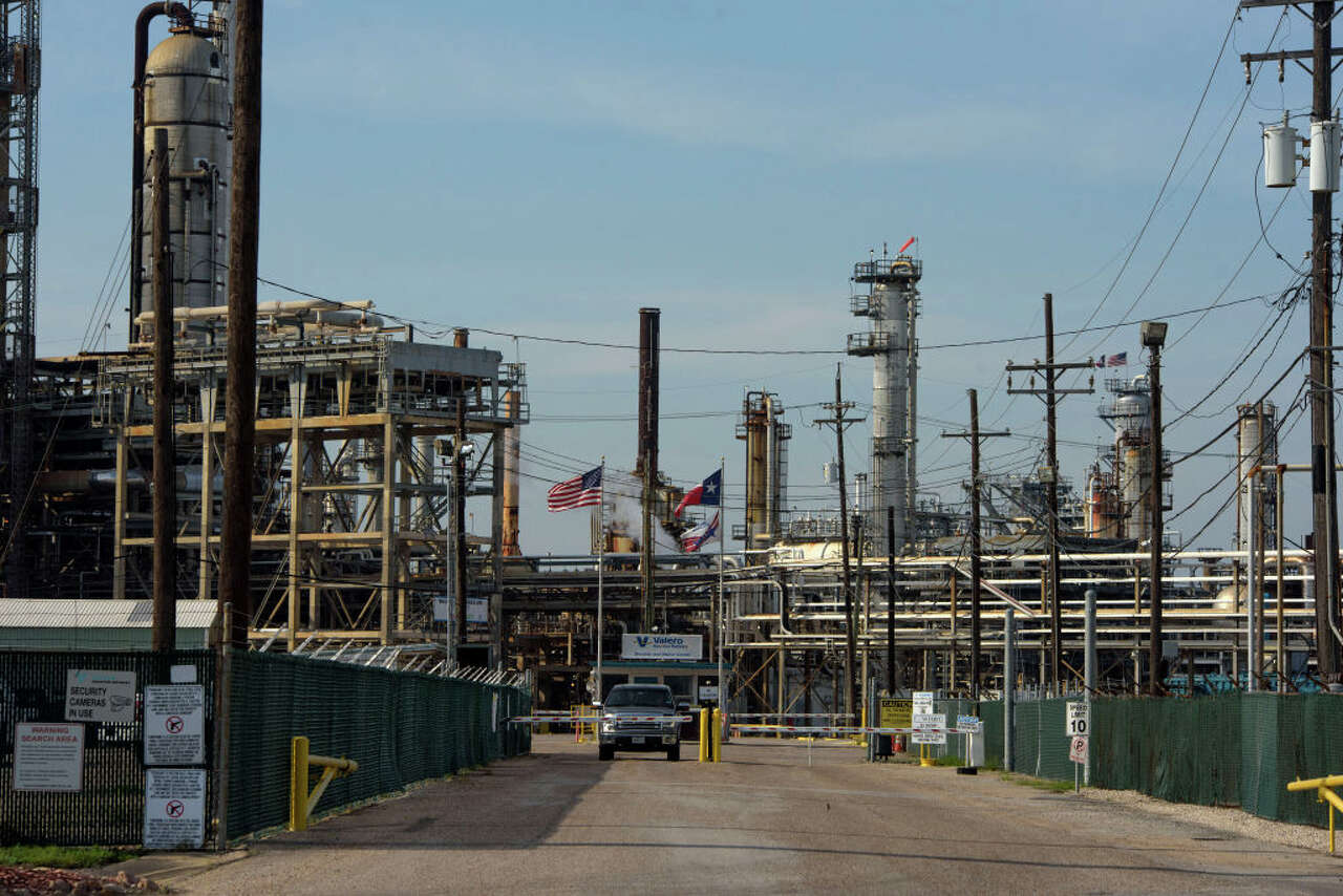 Houston's oil sector to shed thousands of jobs in 2026 as crude prices drop