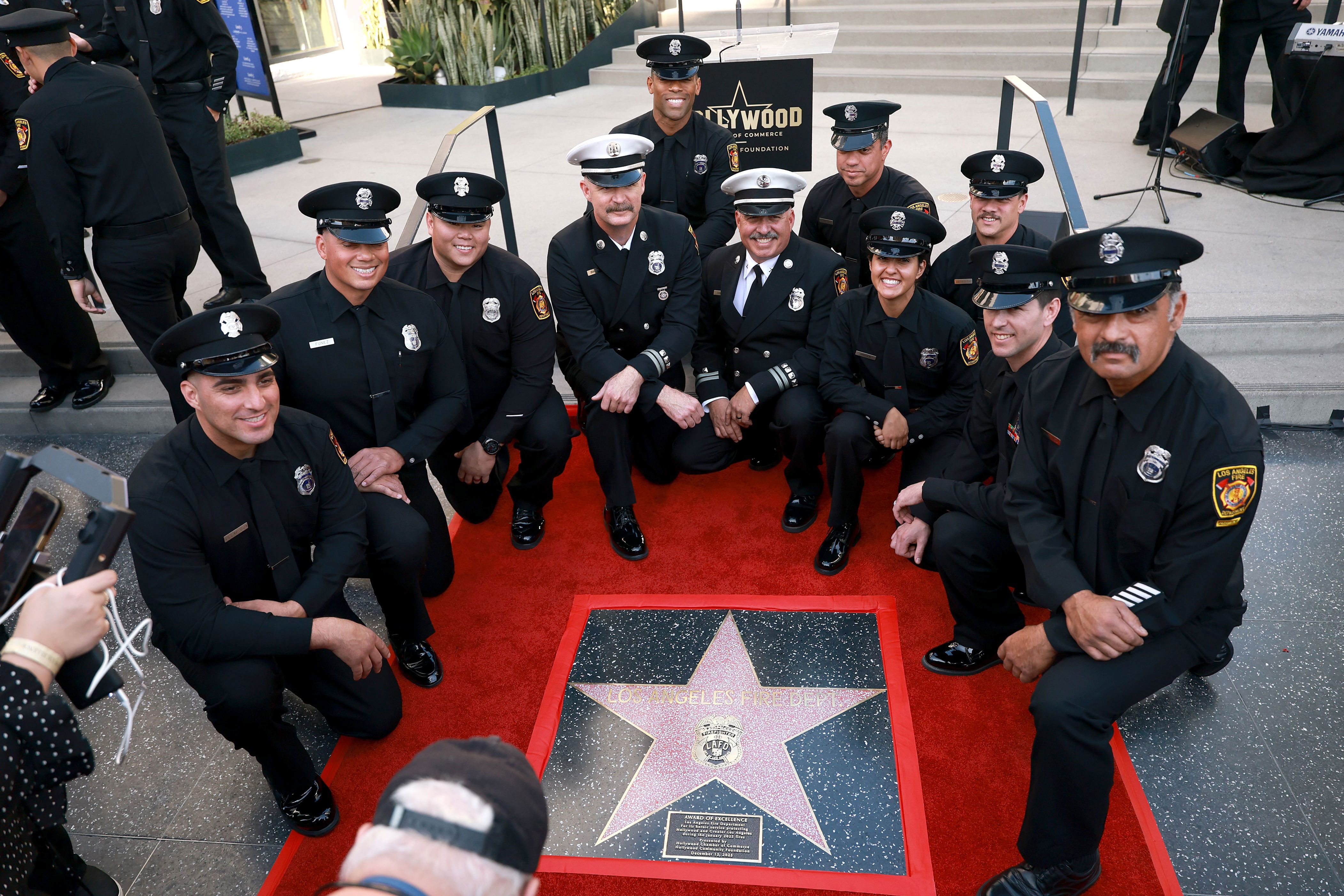 Develan estrella en honor al LAFD en el Paseo de la Fama de Hollywood