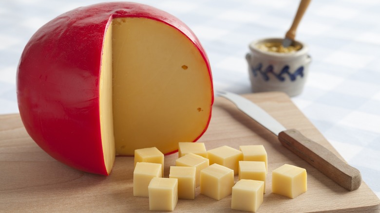 What's the difference between Edam and Gouda cheese?