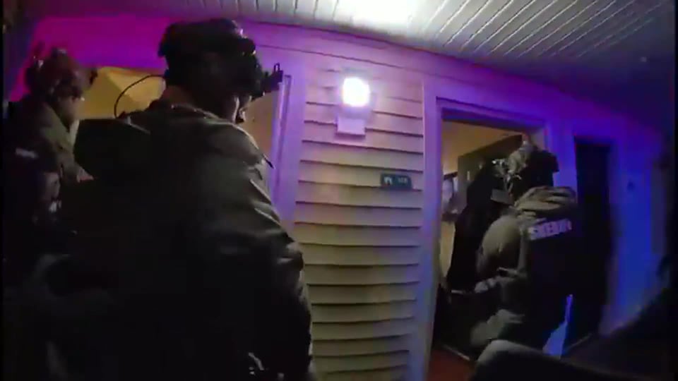 Video: SWAT team breaks down door to arrest Key Peninsula double ...