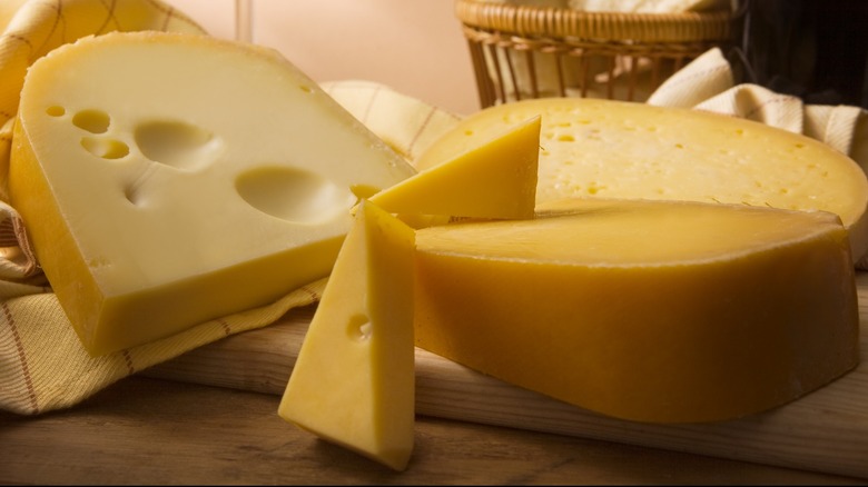 What's the difference between Edam and Gouda cheese?