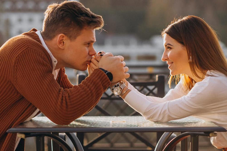 7 tanda kamu jatuh cinta dengan potensi pasangan, bukan sosok aslinya