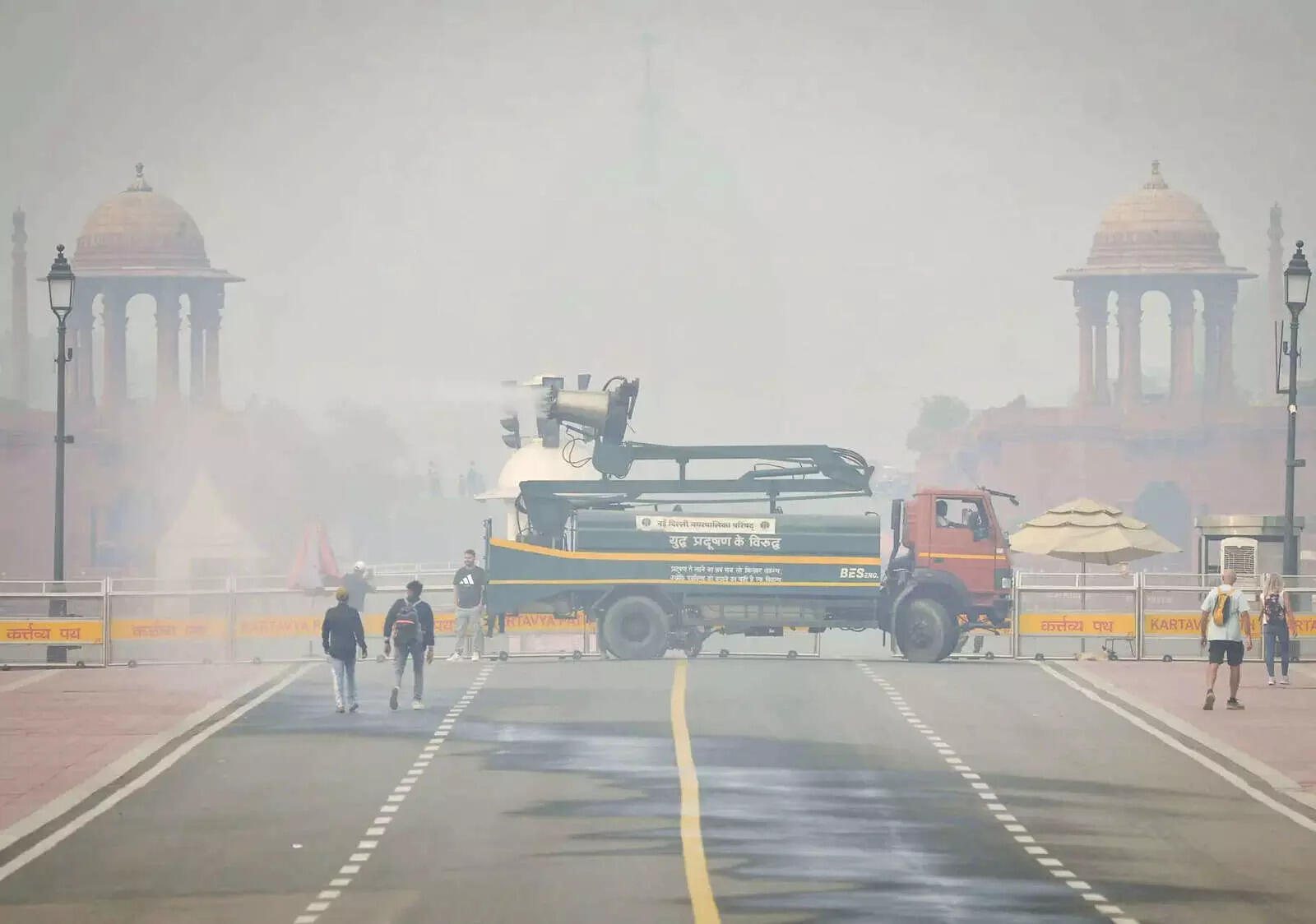 Delhi weather: Partly cloudy, mild temperatures; AQI remains poor