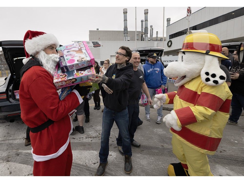 Santa burns rubber as Windsor Assembly Plant drives holiday cheer for ...