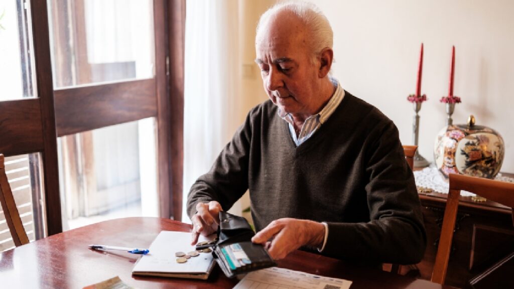 Adultos mayores con Inapam pueden obtener salario y aguinaldo; así ...